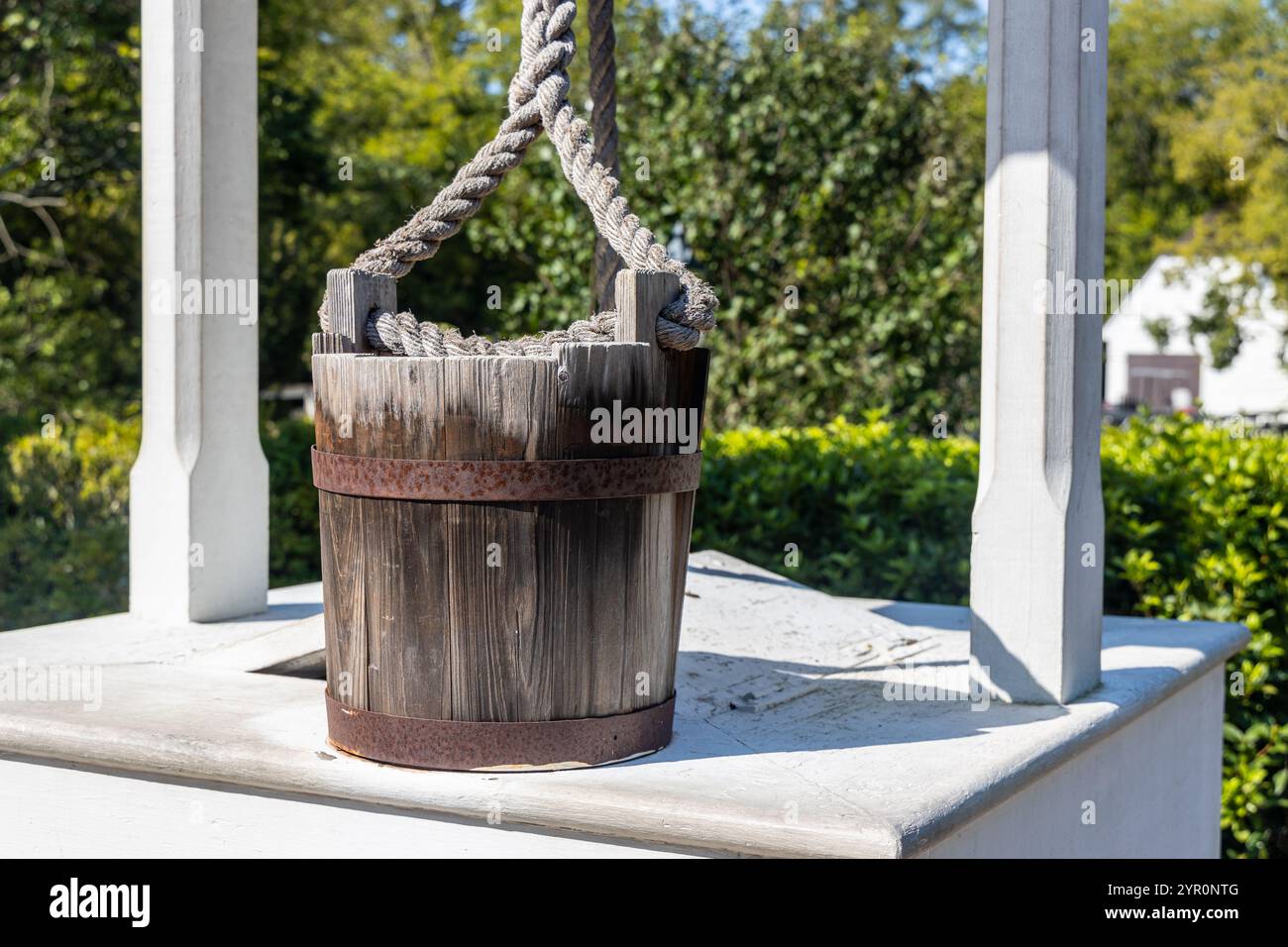 A traditional well and bucket at Colonial Williamsburg, Virginia Stock ...