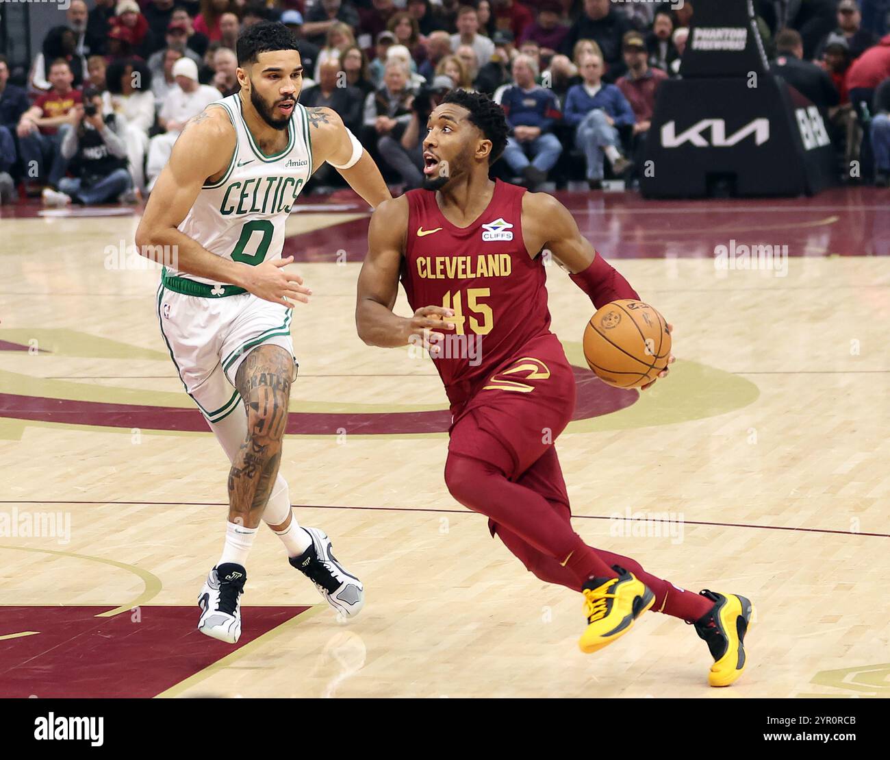Cleveland Cavaliers Donovan Mitchell (45) drives to the basket past ...