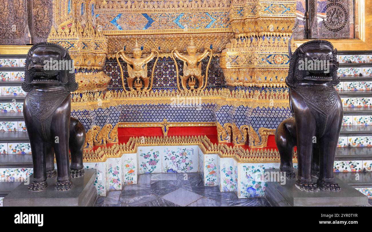 Traditional Black Dragon statues, exterior detail of The Emerald Buddha ...