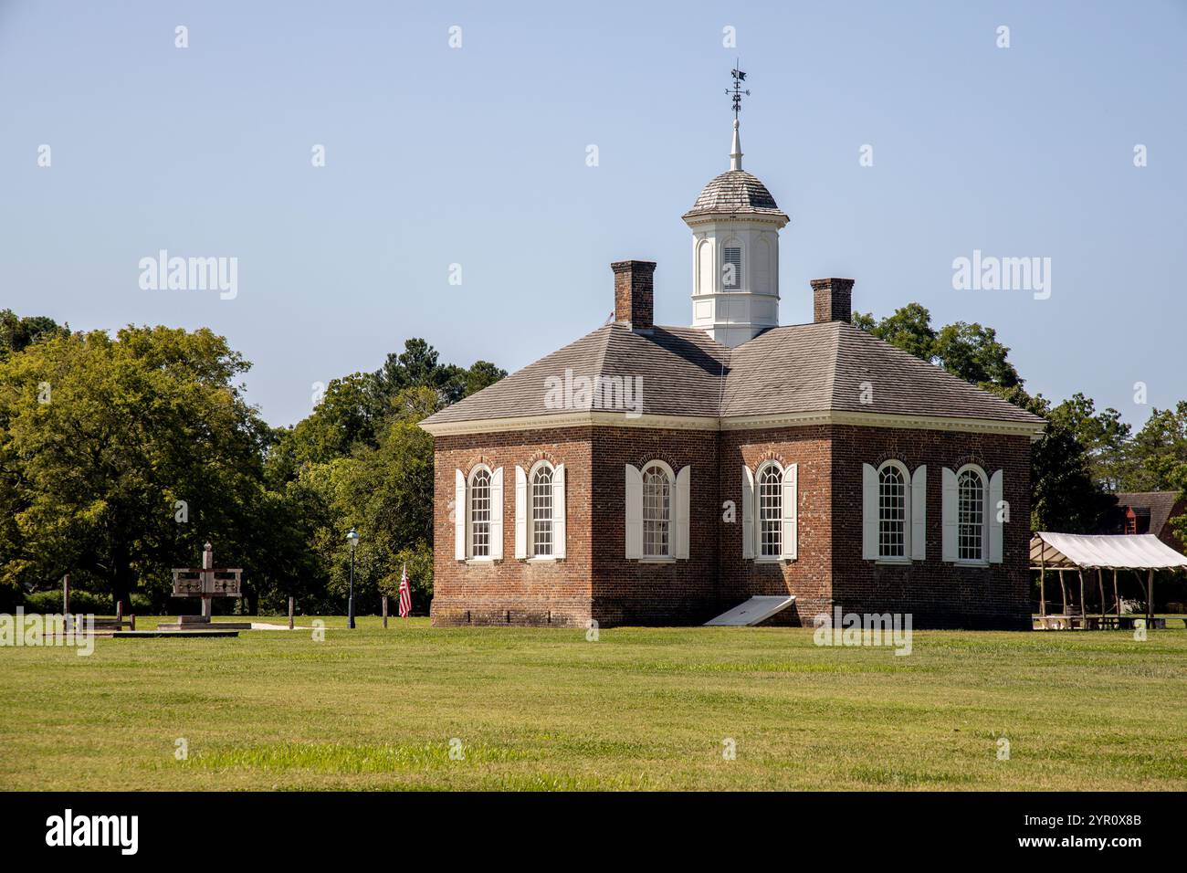WILLIAMSBURG, VIRGINIA - AUGUST 25, 2024: The colonial courthouse ...
