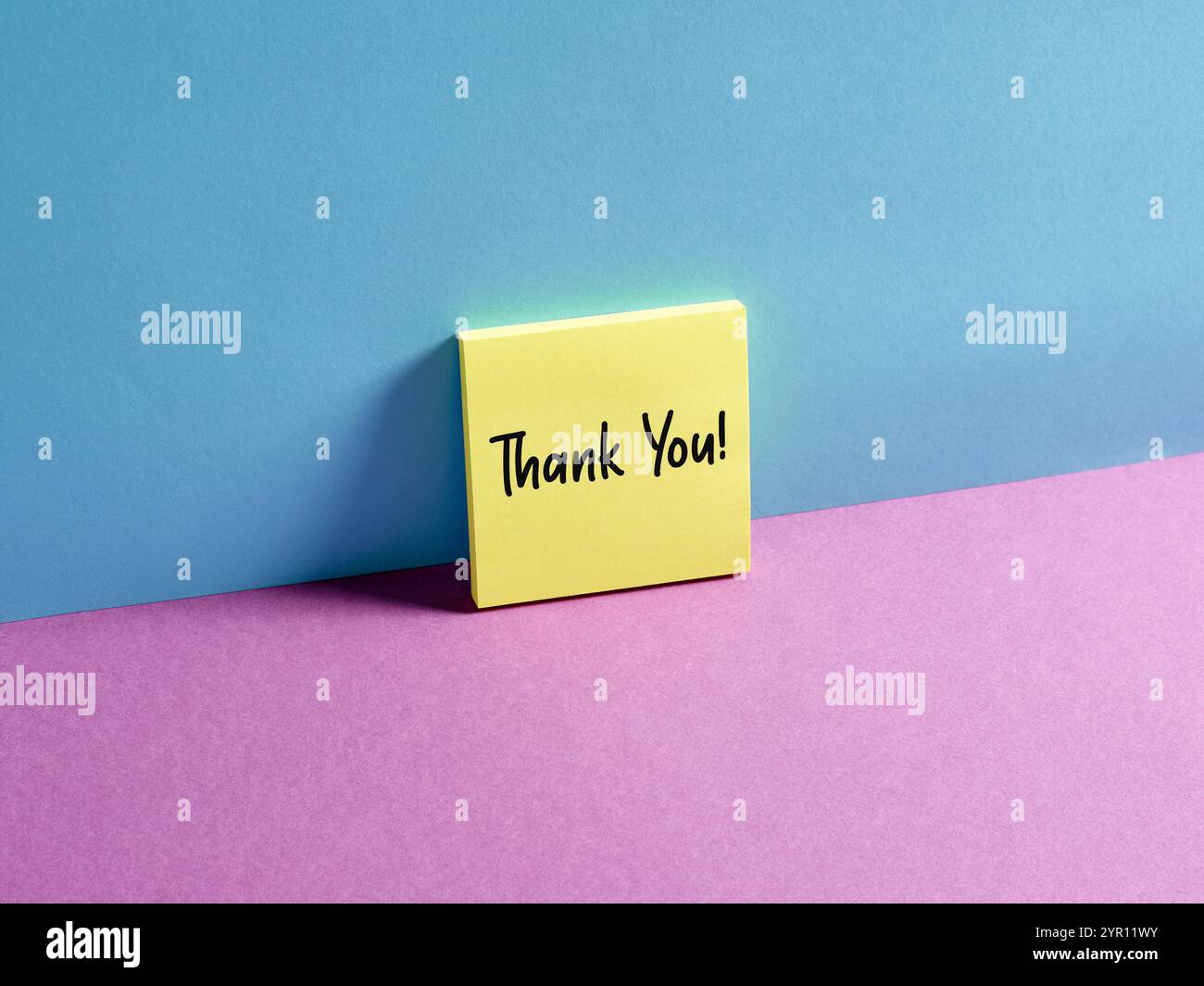 The message Thank You on a sticky note paper Stock Photo - Alamy