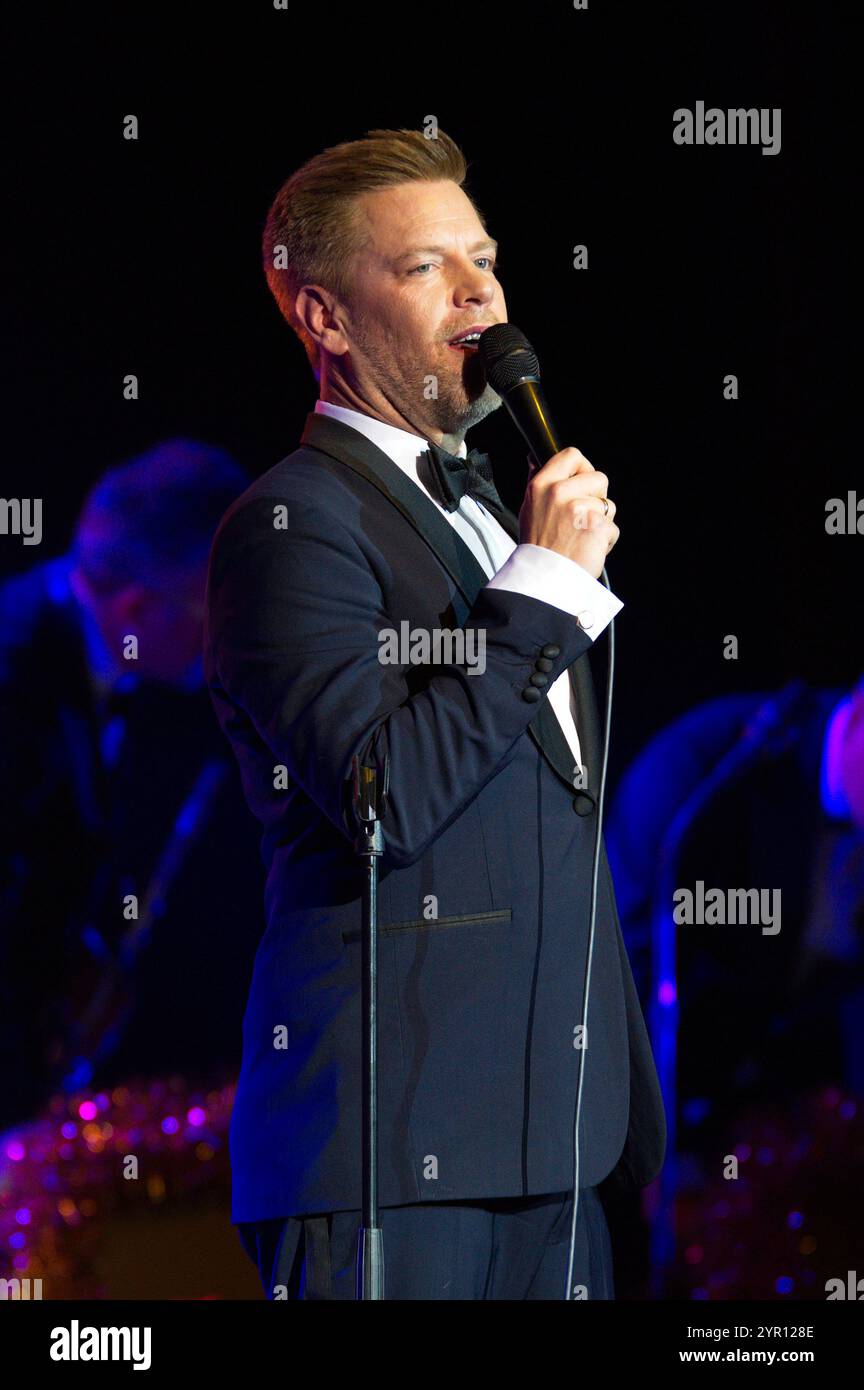 Tom Gaebel live bei einem Konzert seiner A Christmas to Remember -Tour ...