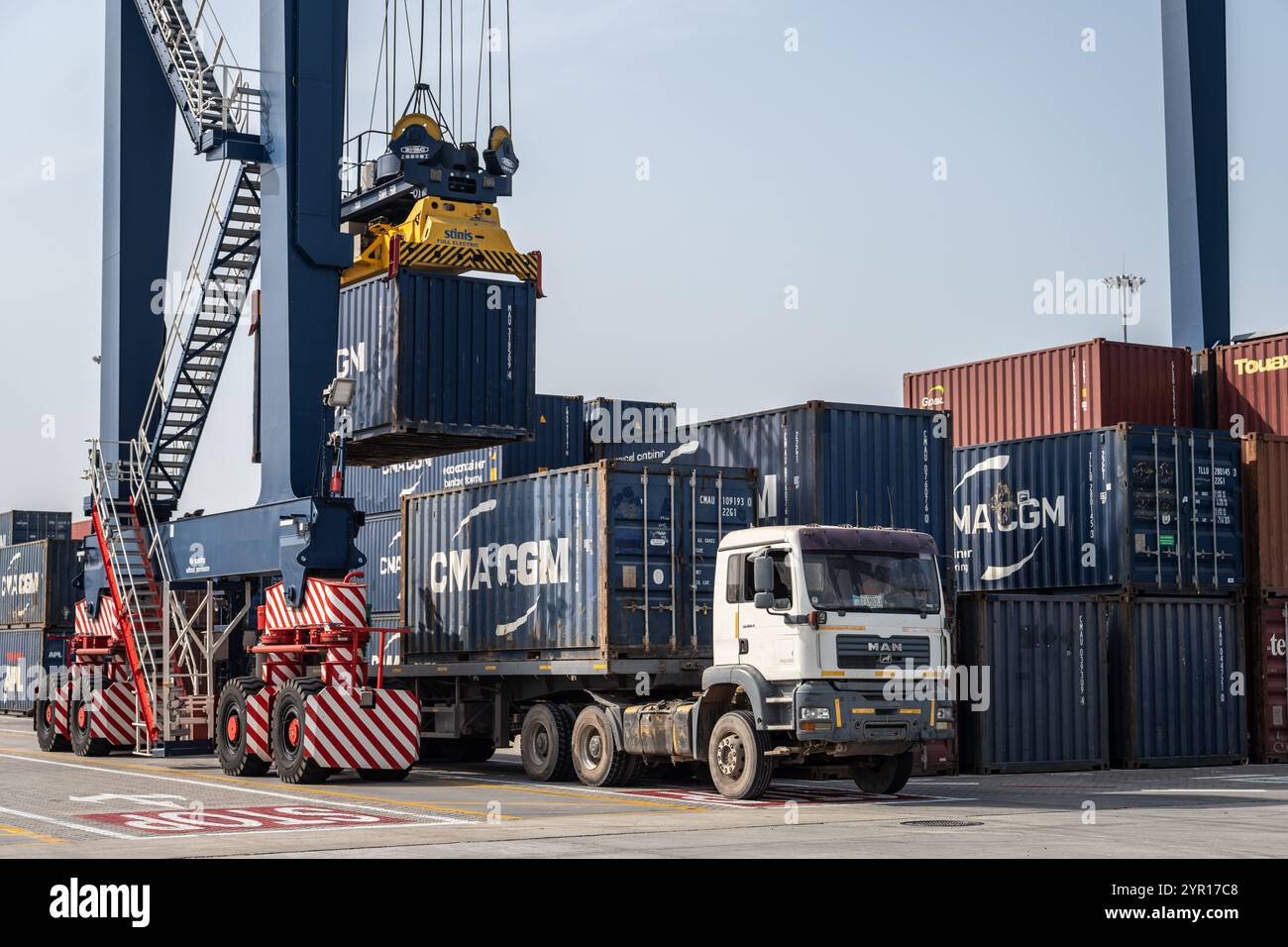 (241202) -- LAGOS, Dec. 2, 2024 (Xinhua) -- Containers are being loaded ...