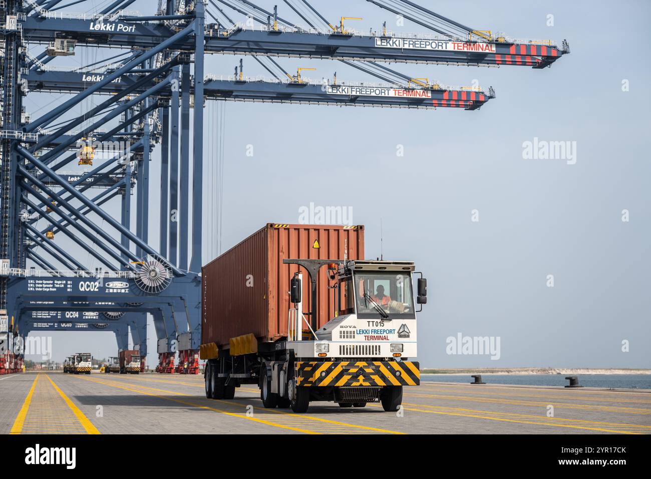 (241202) -- LAGOS, Dec. 2, 2024 (Xinhua) -- A truck loaded with a ...