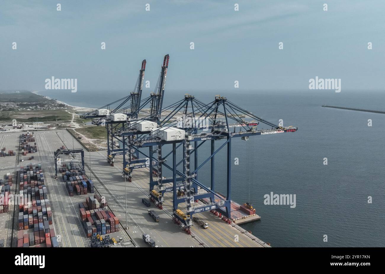 (241202) -- LAGOS, Dec. 2, 2024 (Xinhua) -- An aerial drone photo shows ...