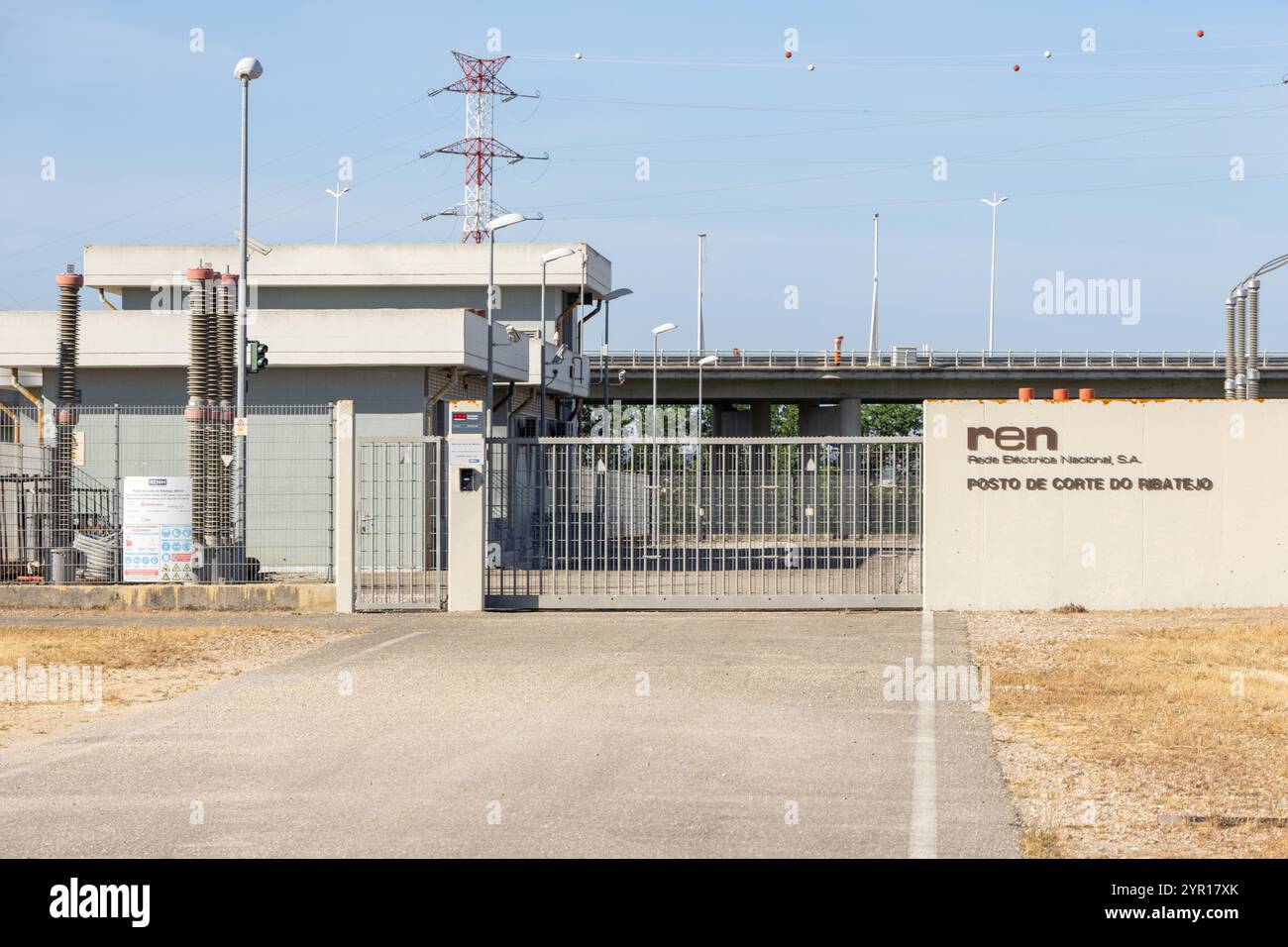 Metal gate protecting the electrical substation of the ren - redes ...