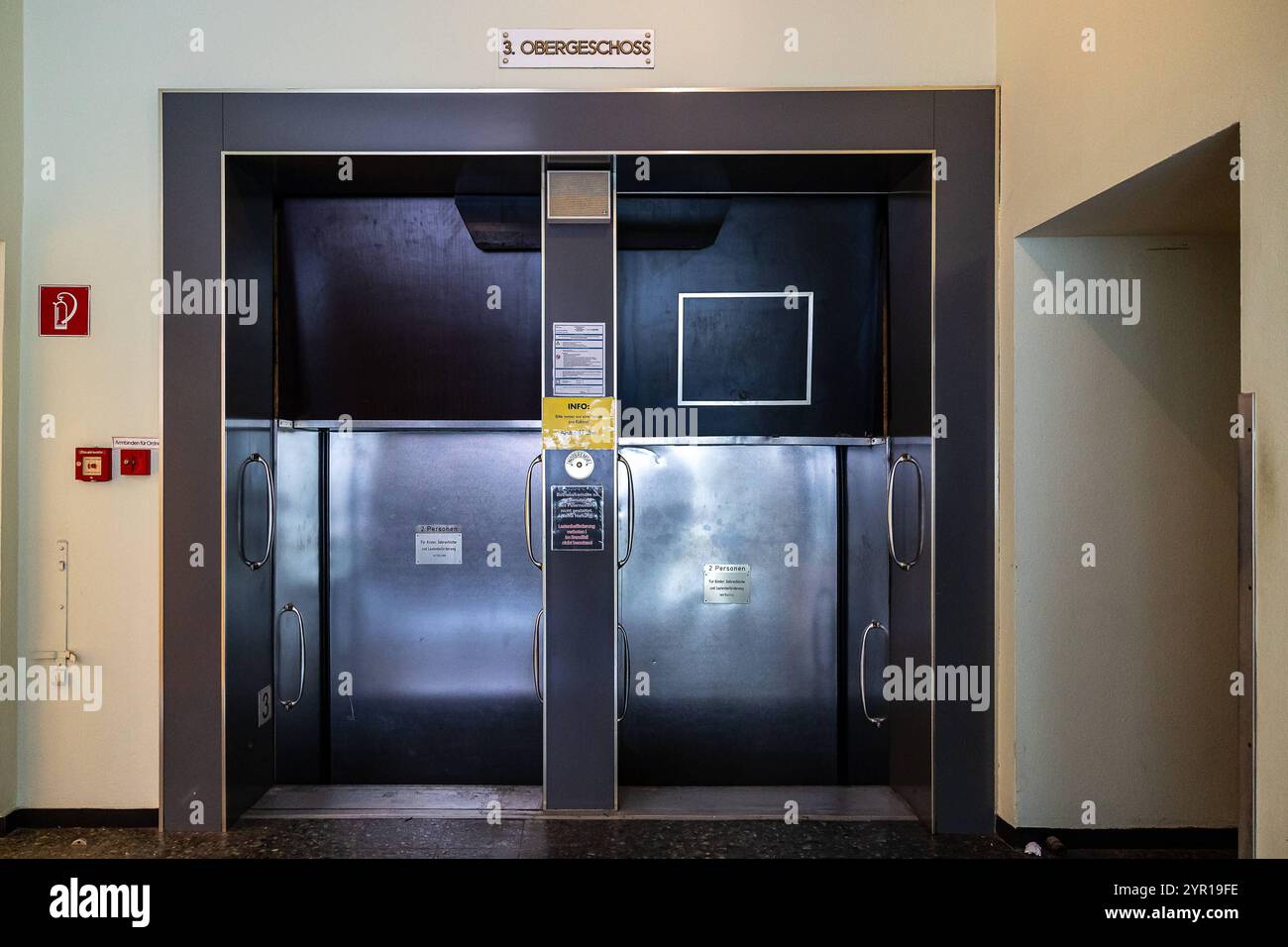 Ehemaliges Galeria Kaufhof Gebäude, Nürnberg, 16.11.2024 Innenansicht eines Paternosteraufzugs ...