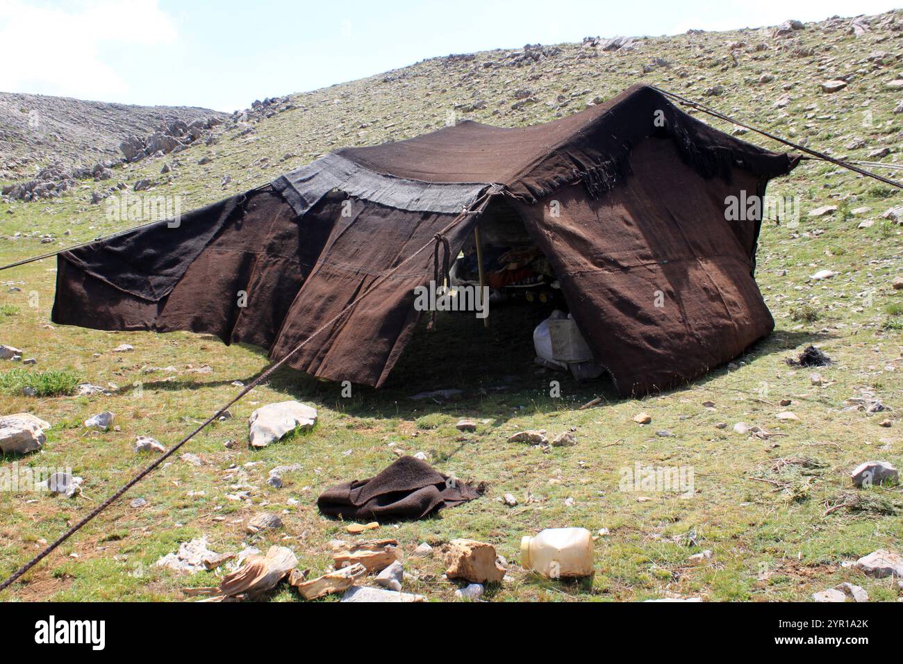 Yoruk tent. Black tent used by nomadic Turks Stock Photo - Alamy