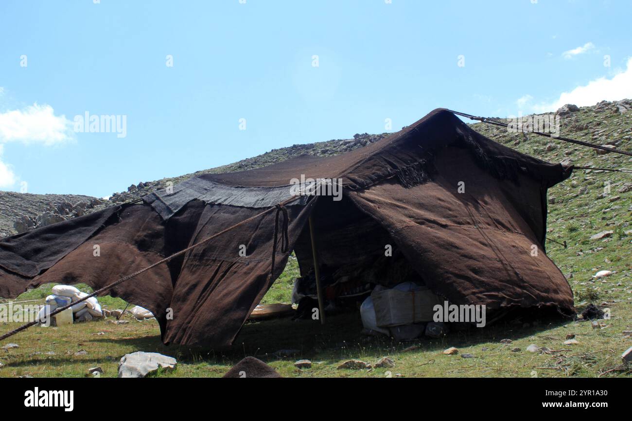 Yoruk tent. Black tent used by nomadic Turks Stock Photo - Alamy
