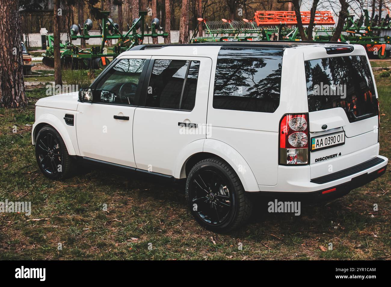Land rover discovery 2014 hi-res stock photography and images - Alamy