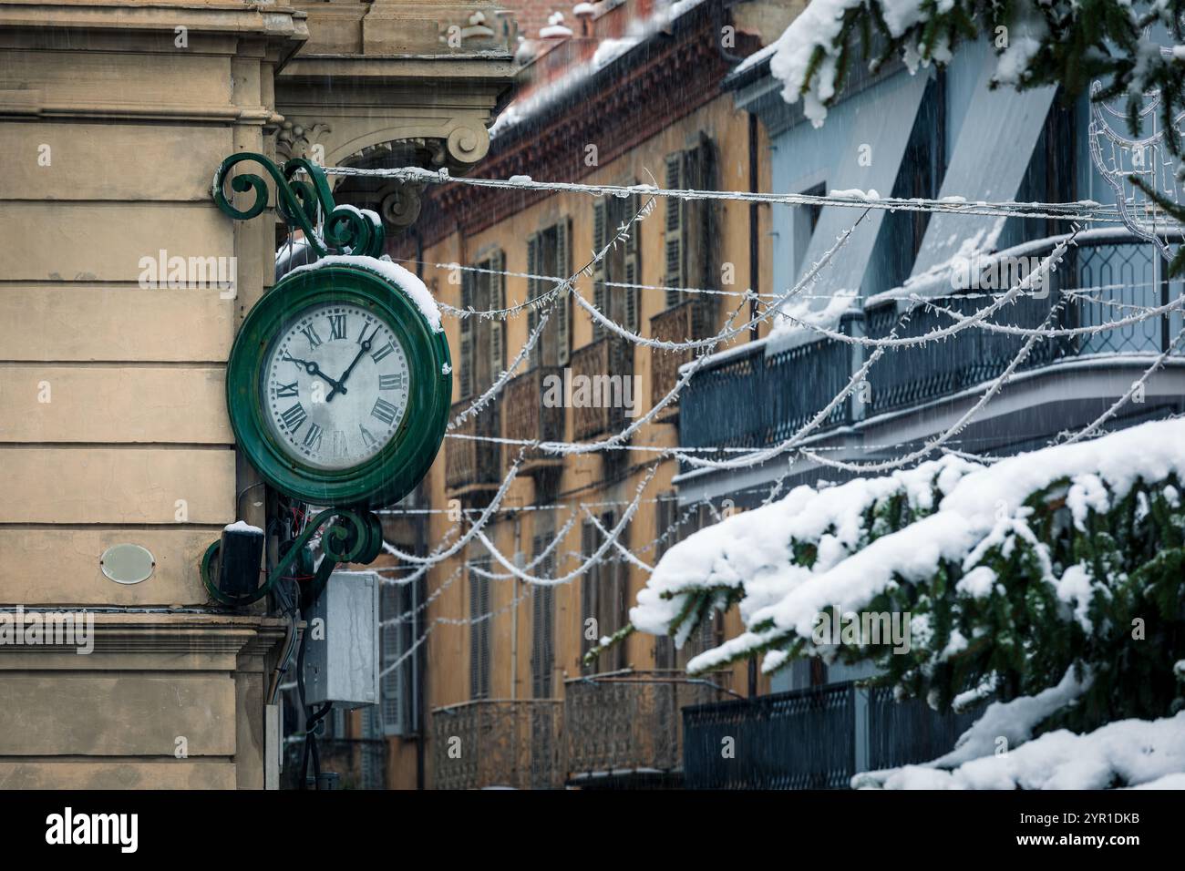 Vintage snowy street clock hi-res stock photography and images - Alamy