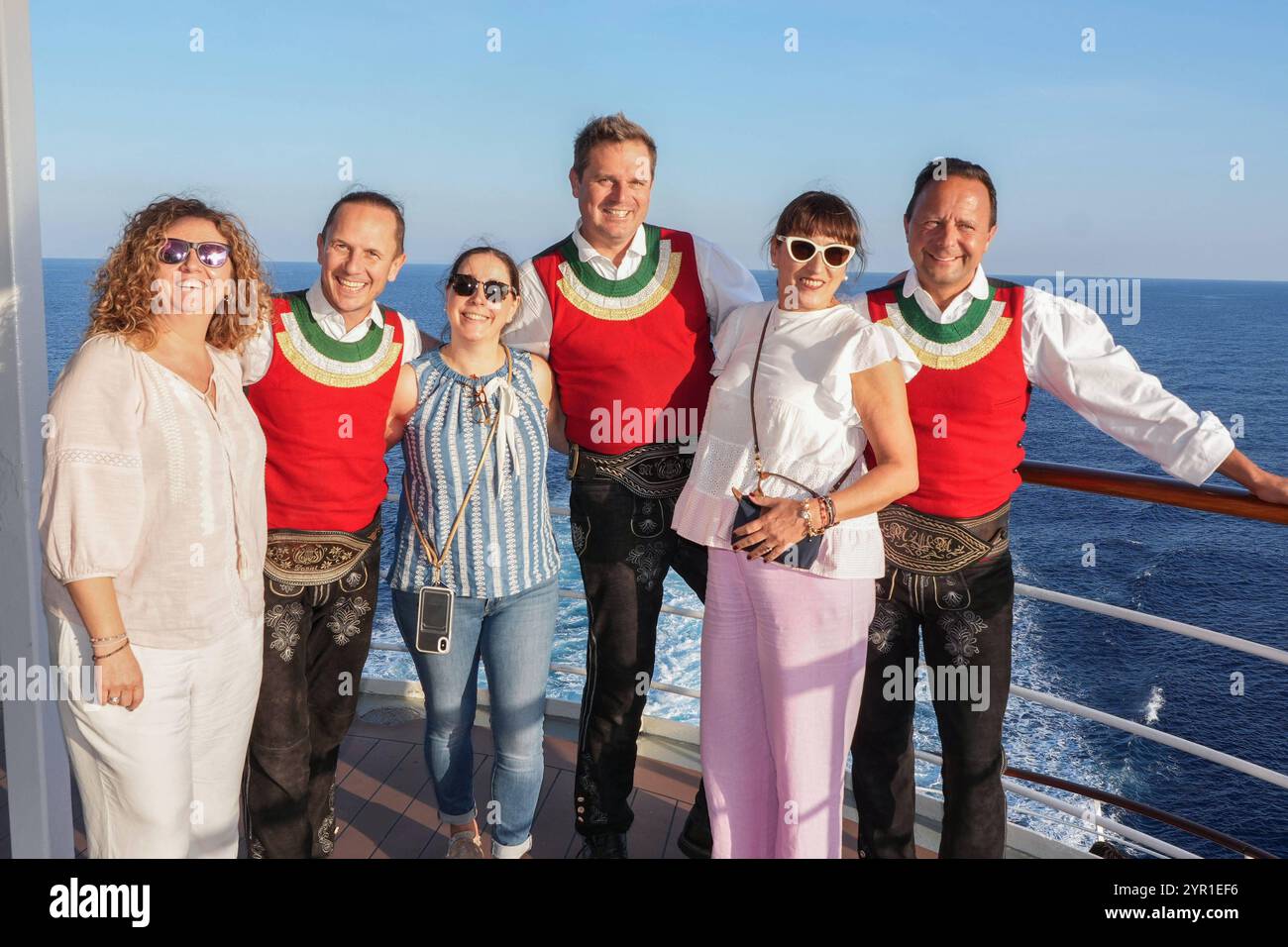 Die jungen Zillertaler JUZI gingen fuer eine Woche mit rund 80 Fans auf ...