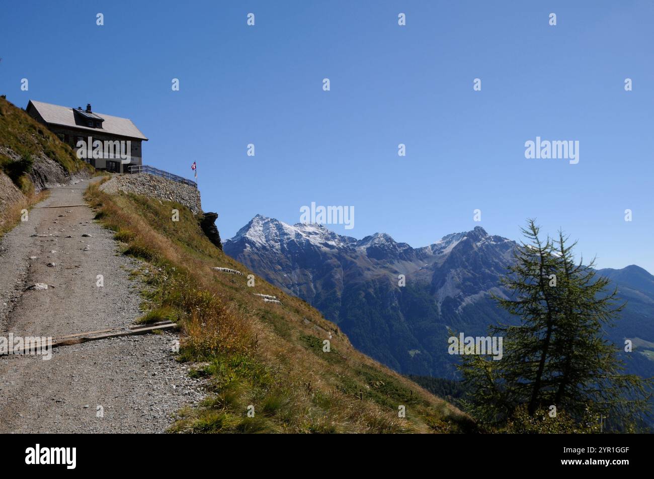 Bergrestaurant über der Alp Grüm mit Aussicht aufs Puschlav. Mountain ...