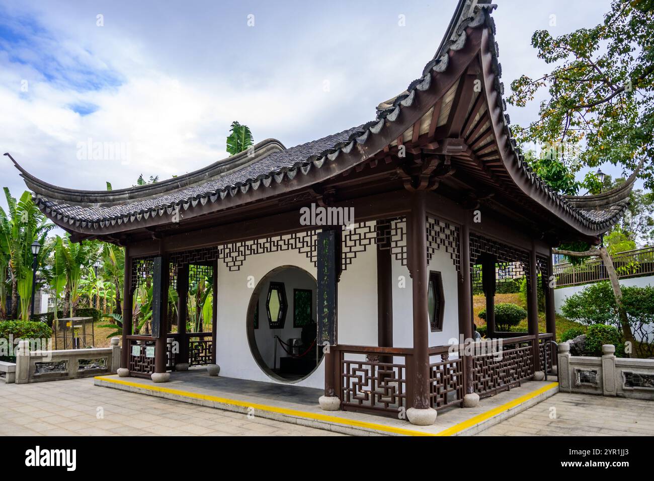 Traditional Chinese Pavilion in Kowloon Walled City Park, Hong Kong ...