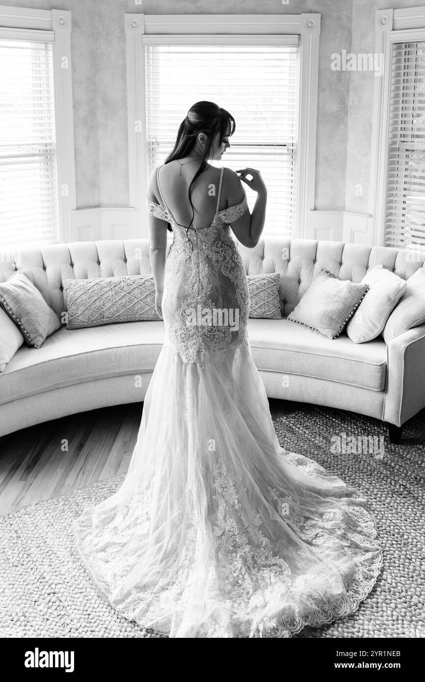 Black and white silhouette of bride in wedding dress Stock Photo - Alamy
