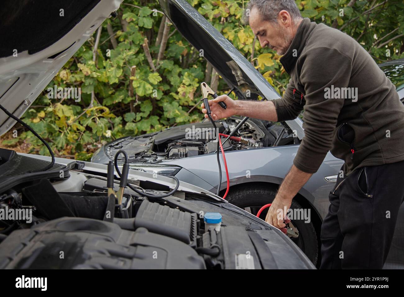 Car mechanic using cables hi-res stock photography and images - Alamy