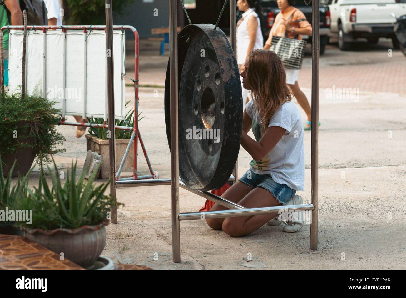 Traditional gong hi-res stock photography and images - Alamy