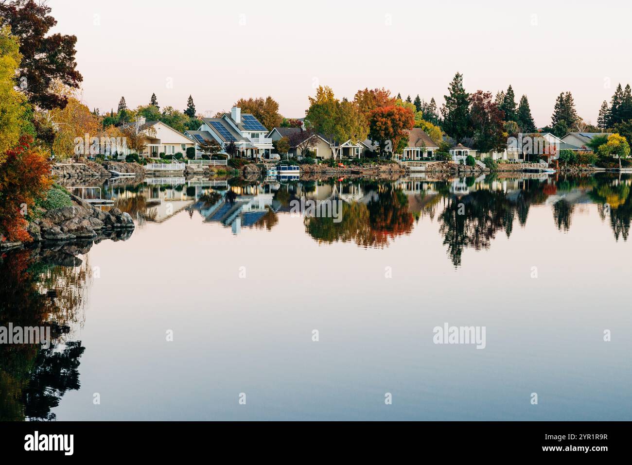 Lakeside neighborhood hi-res stock photography and images - Alamy