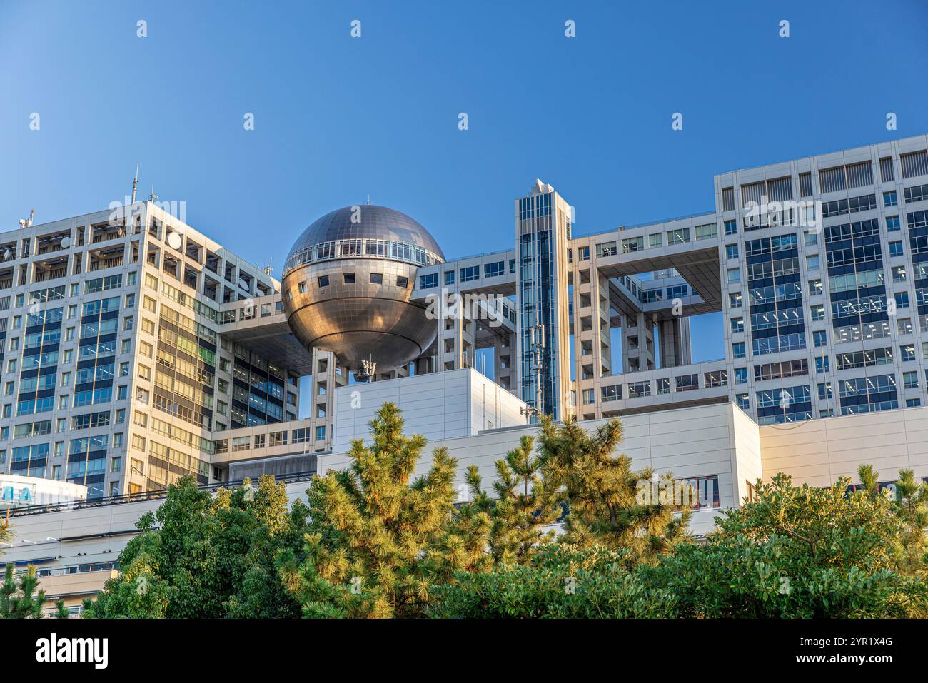 Fuji television building exterior hi-res stock photography and images ...