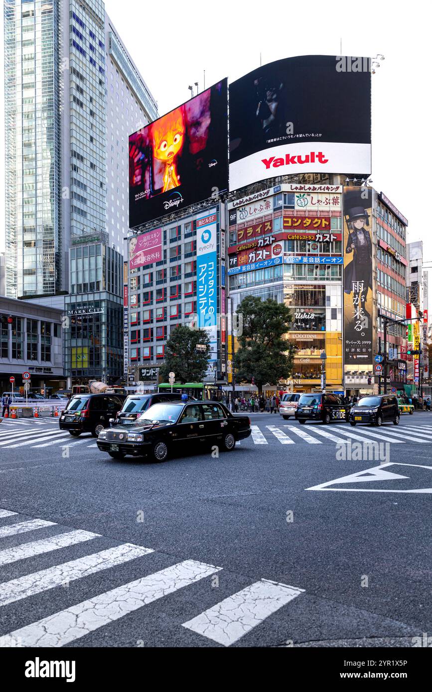 iconic scramble crossing in shibuya, tokyo Stock Photo - Alamy
