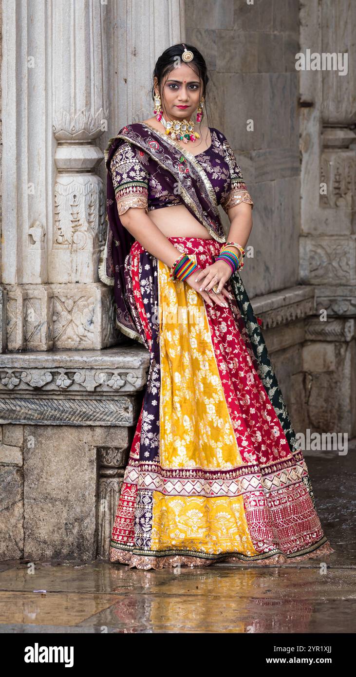 Woman dressed in traditional clothes, Udaipur, Rajasthan, India Stock ...