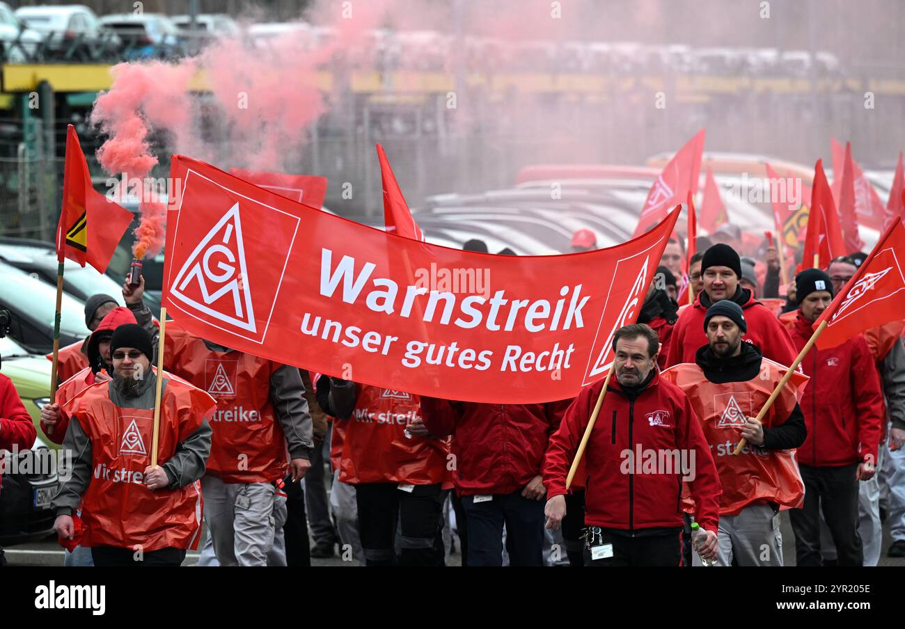 02 December 2024, Saxony, Zwickau: Volkswagen employees take part in a ...