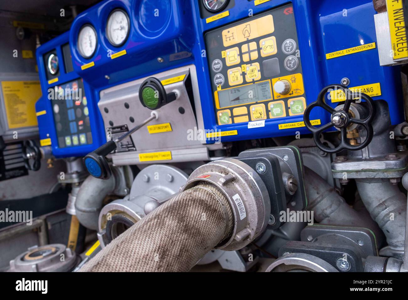 Bedienstand mit Wasserabgang der Feuerlöschkreiselpumpe eine Löschfahrzeugs der Berliner ...