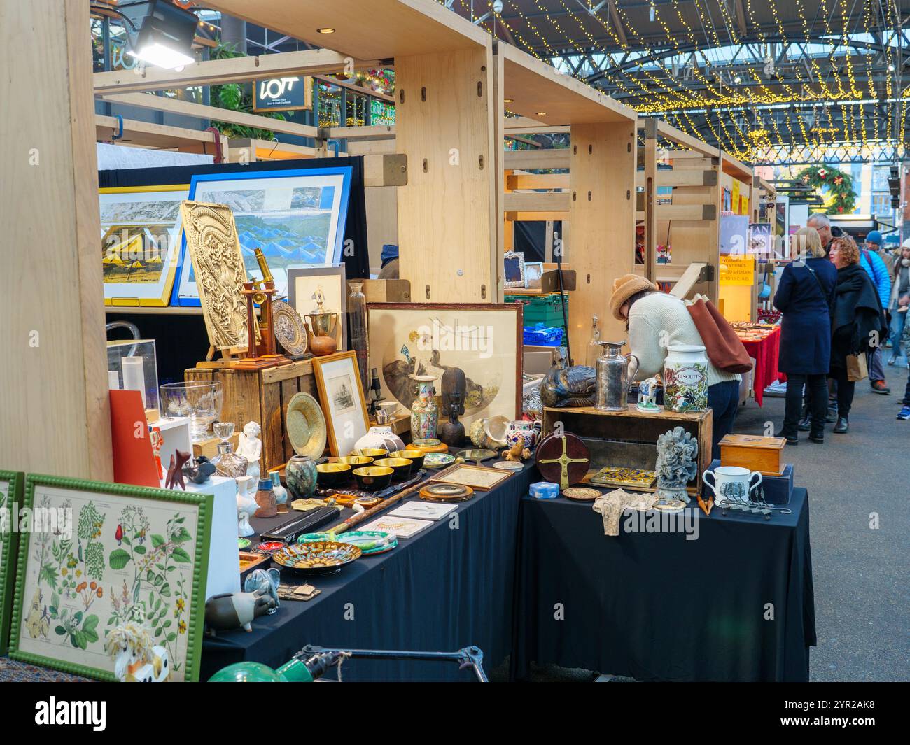 Market stalls at the flea market in Spitlfields Market, London, UK ...