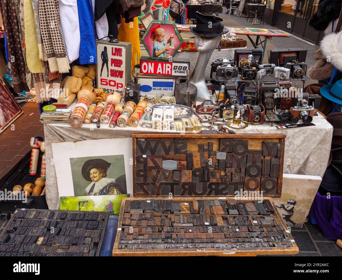Historic old collectible period items on market stall at the flea ...