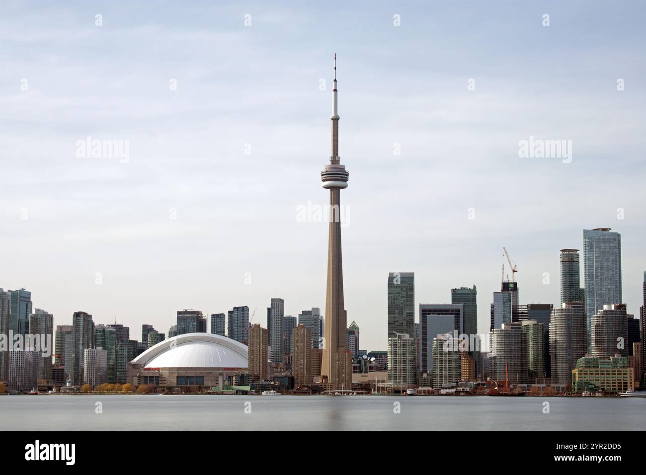 Downtown Toronto skyline from the Toronto Island park. The CN tower ...