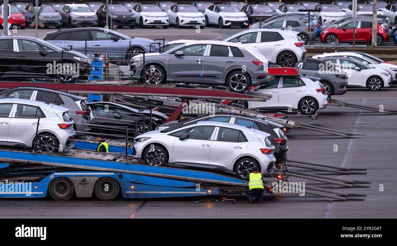 Zwickau, Germany. 02nd Dec, 2024. New cars are loaded for delivery in a ...