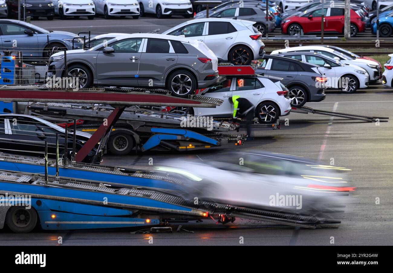Zwickau, Germany. 02nd Dec, 2024. New cars are loaded for delivery in a ...