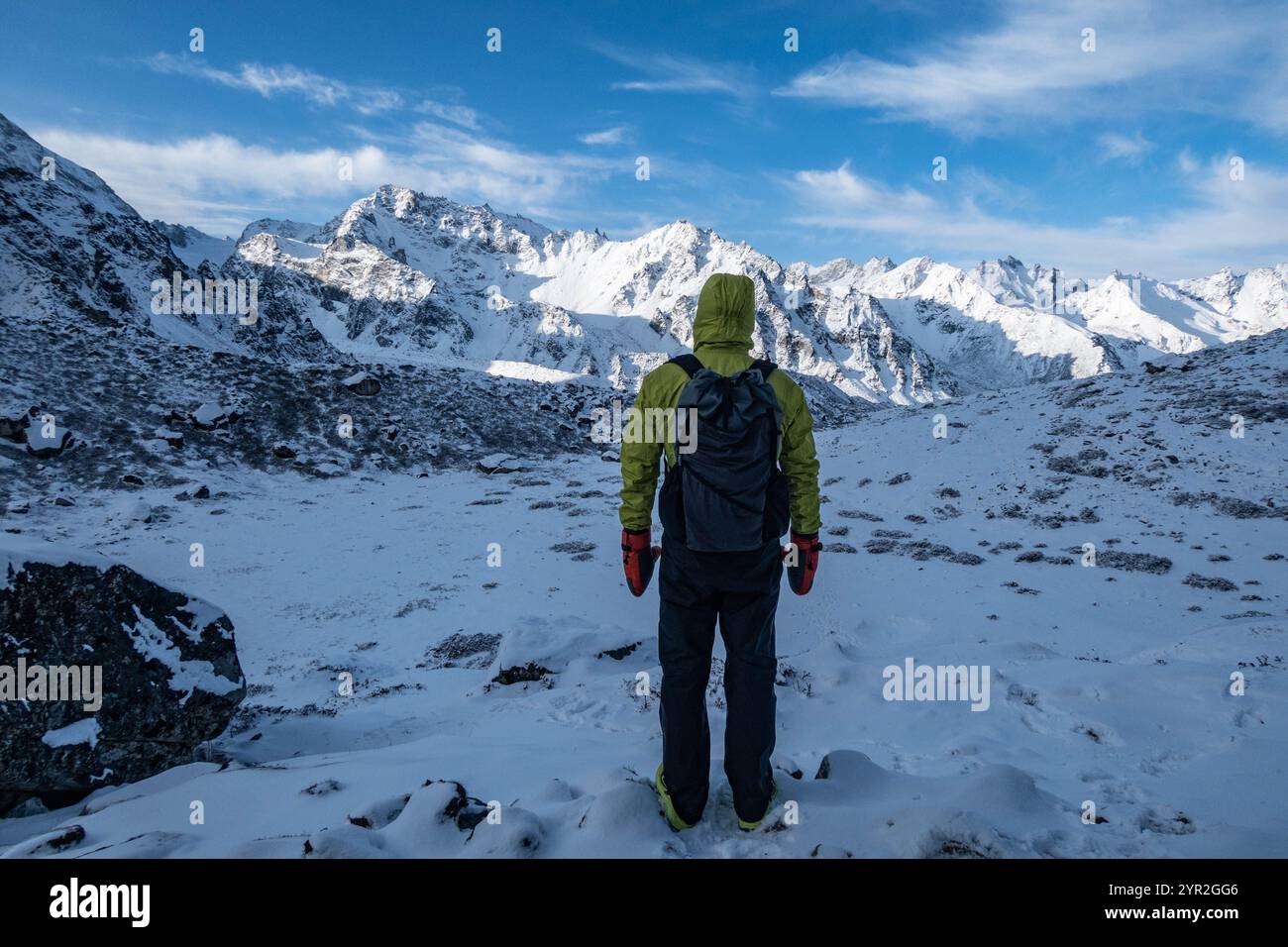 Trekkers en route to Okutang viewpoint, Kangchenjunga (Kanchenjunga ...