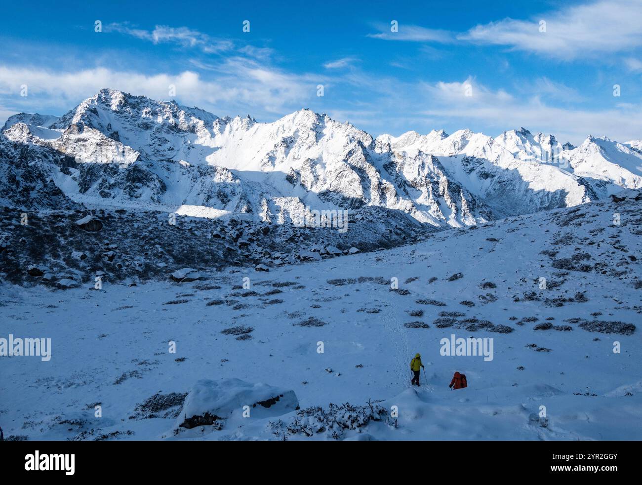 Trekkers en route to Okutang viewpoint, Kangchenjunga (Kanchenjunga ...