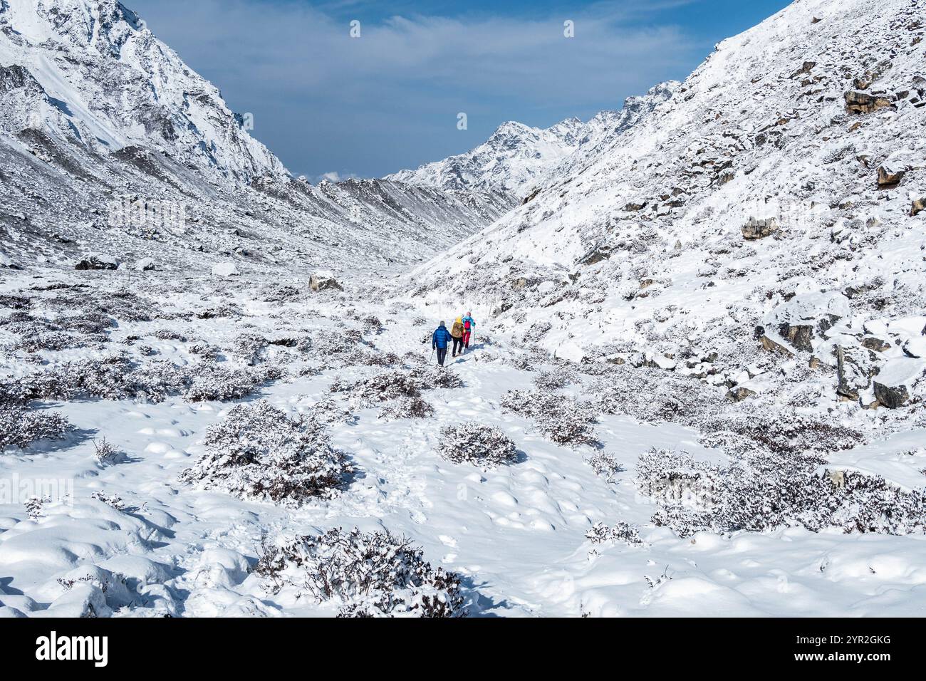 Trekkers en route to Okutang viewpoint, Kangchenjunga (Kanchenjunga ...