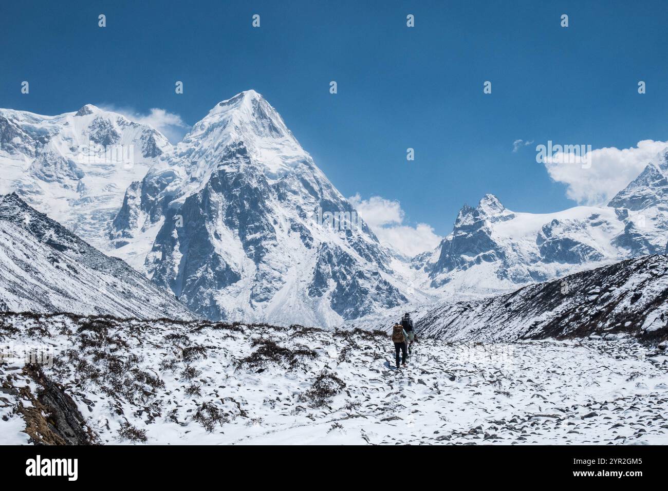 Trekkers en route to Okutang viewpoint, Kangchenjunga (Kanchenjunga ...