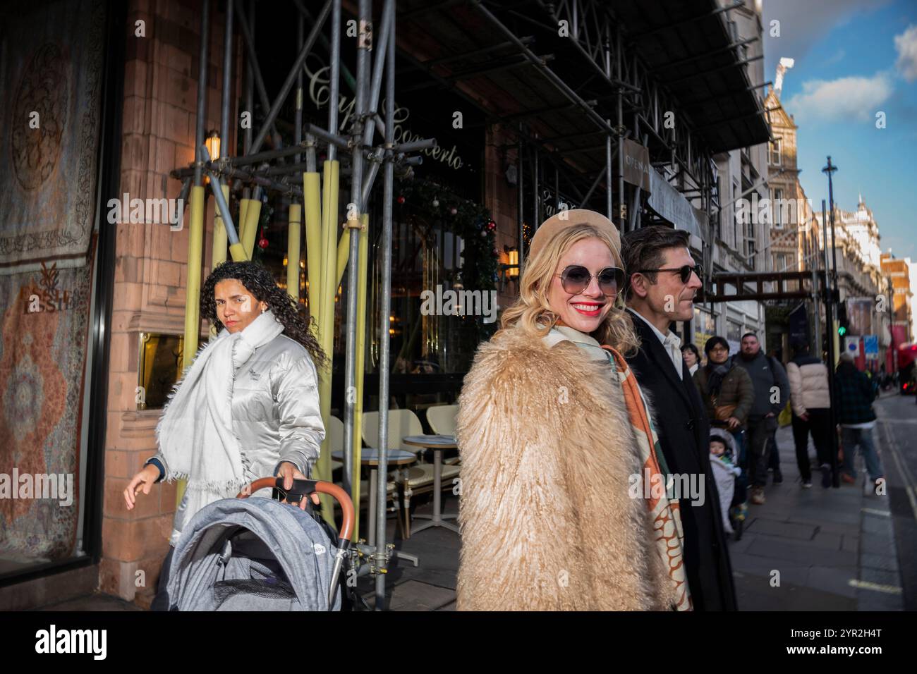 Well dressed mayfair woman hi-res stock photography and images - Alamy