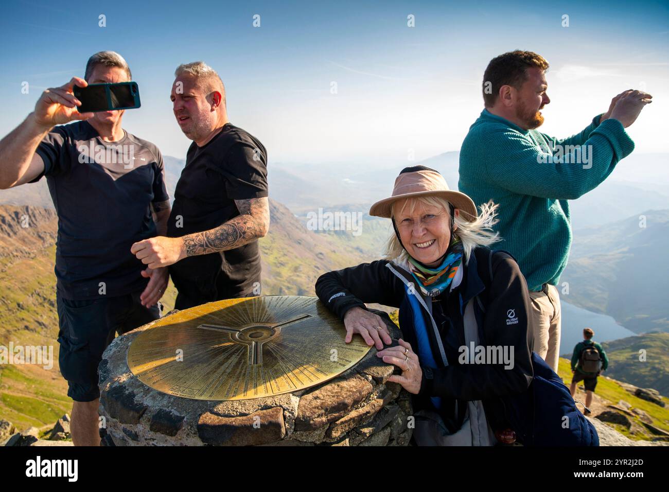 Scene at the the top of mount snowdon hi-res stock photography and ...