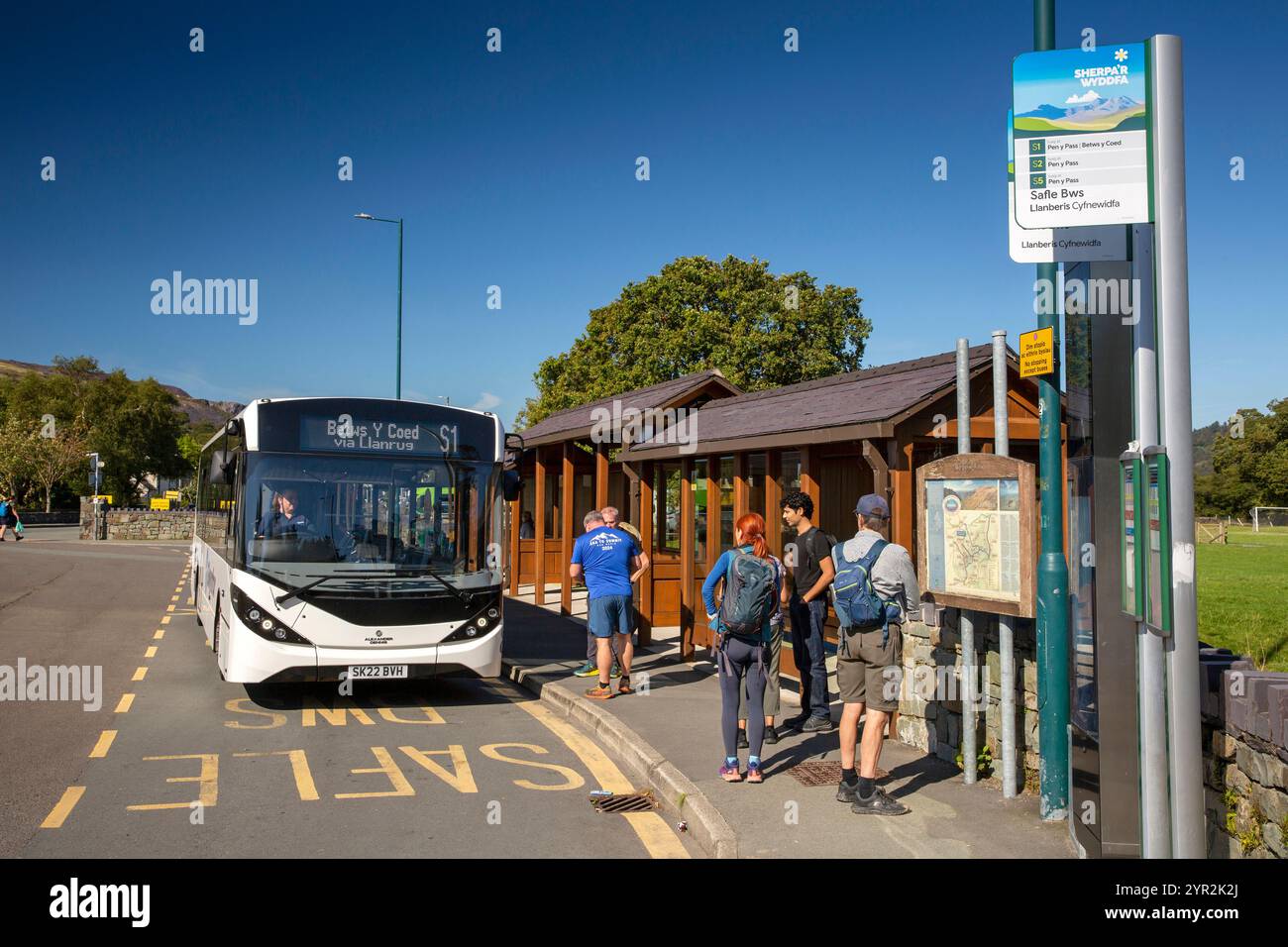 UK, Wales, Gwynedd, Snowdonia, Llanberis, bus stop S1 Sherpa’r Wyddfa ...