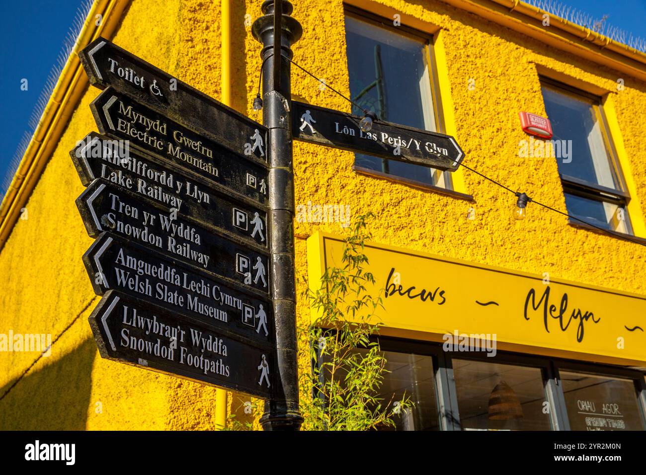 UK, Wales, Gwynedd, Snowdonia, Llanberis, High Street, tourist ...