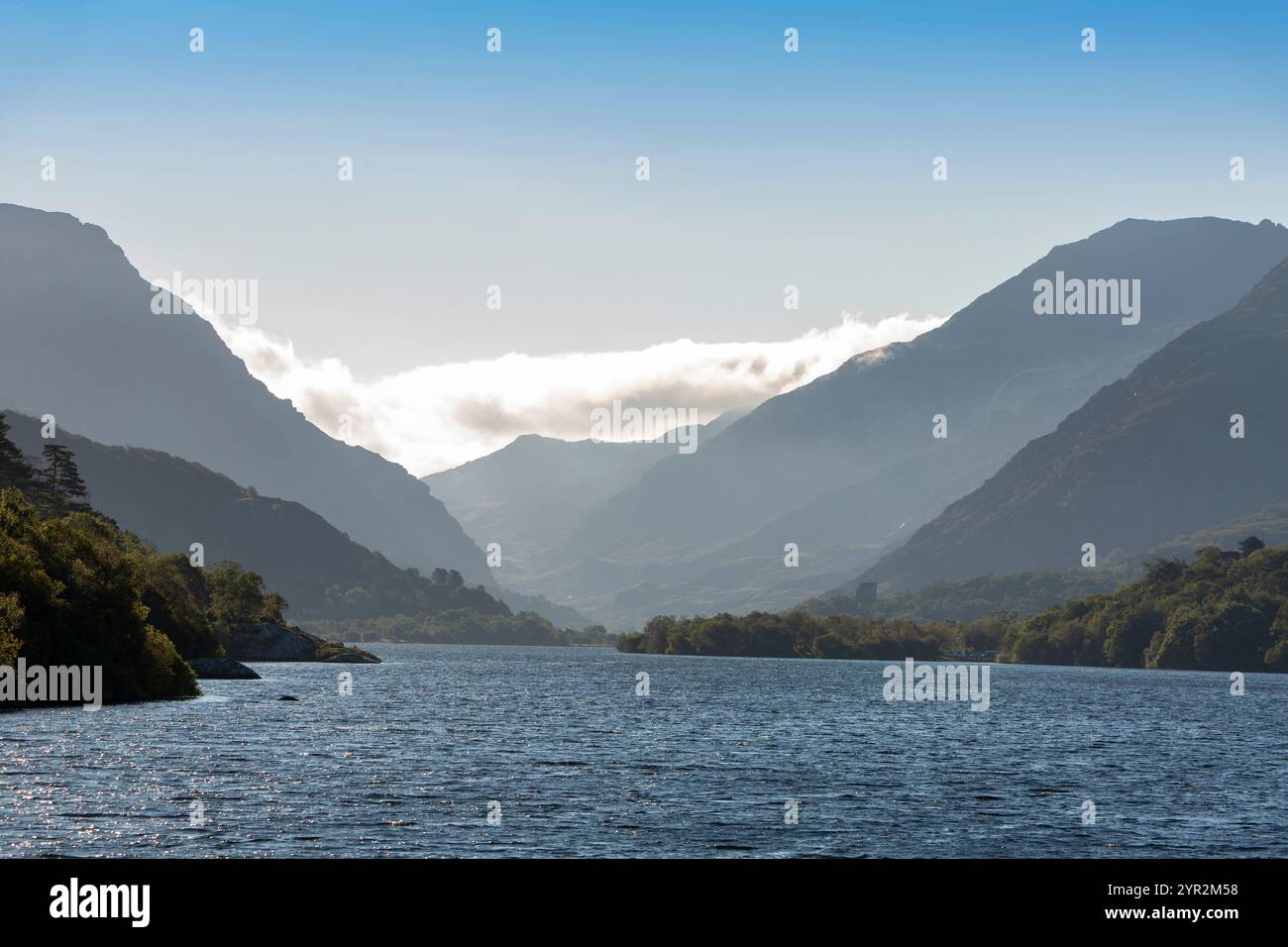 UK, Wales, Gwynedd, Snowdonia, Llanberis, Llyn Padarn below Elidir Fawr ...