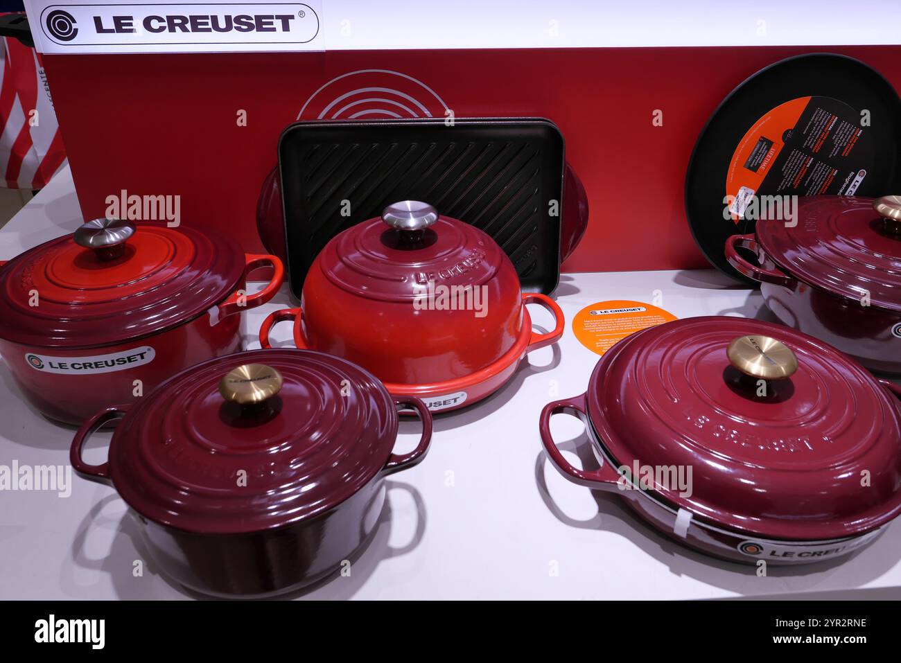 LE CREUSET KITCHEN BOWLS ON DISPLAY INSIDE THE FASHION STORE Stock ...