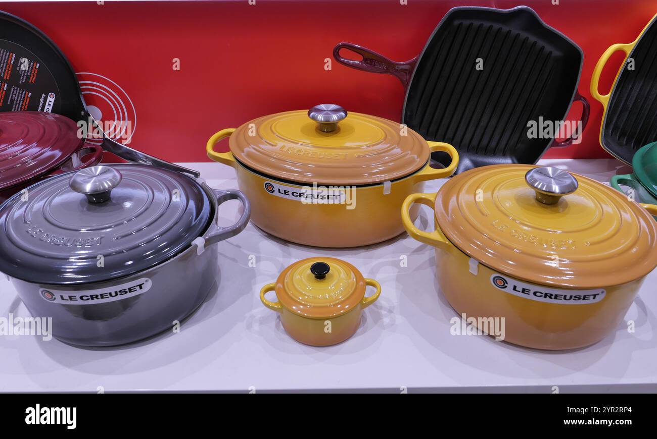 LE CREUSET KITCHEN BOWLS ON DISPLAY INSIDE THE FASHION STORE Stock ...