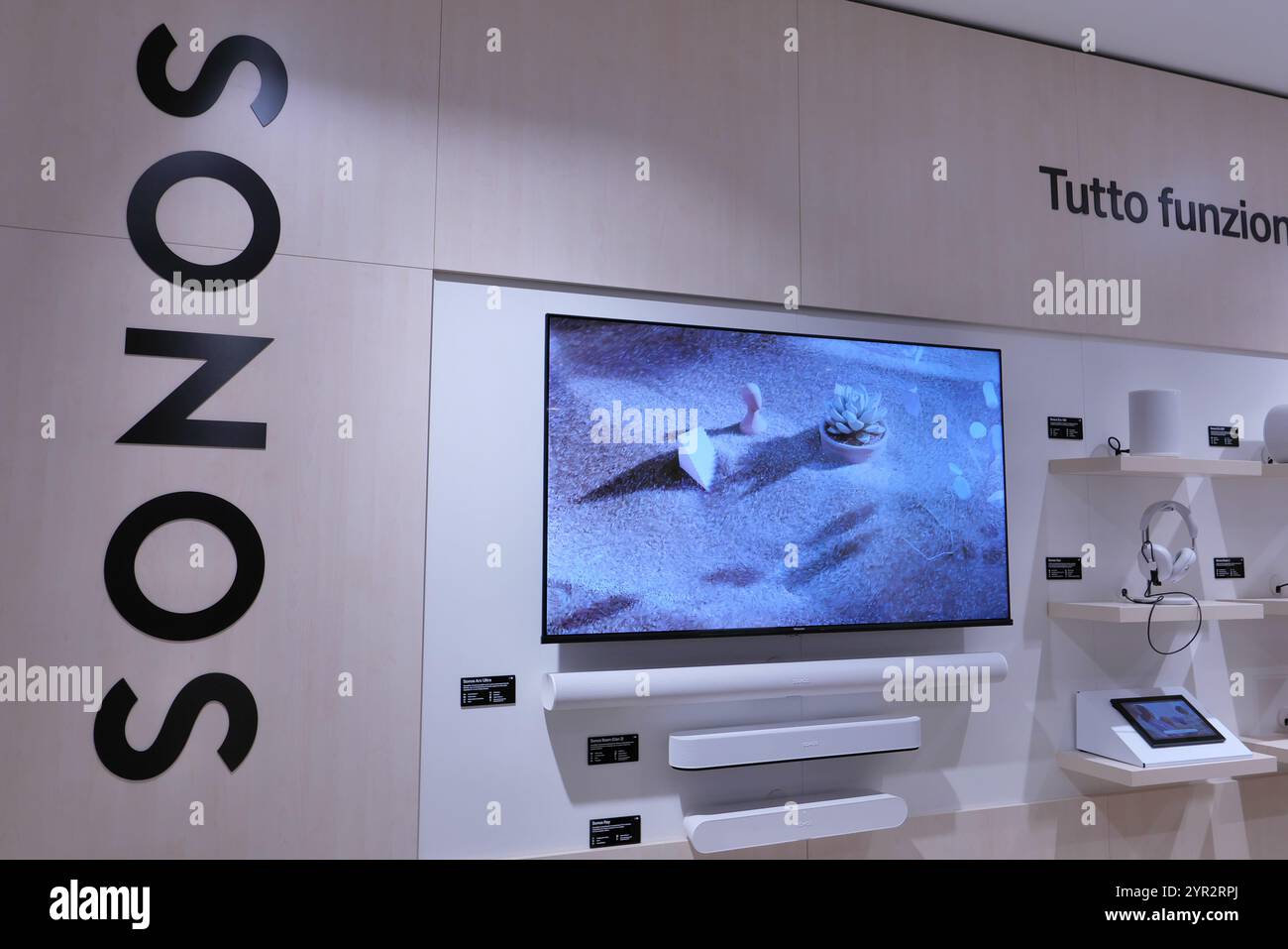 SONOS HOME SOUND SYSTEM FOR HOME ON DISPLAY INSIDE THE FASHION STORE ...