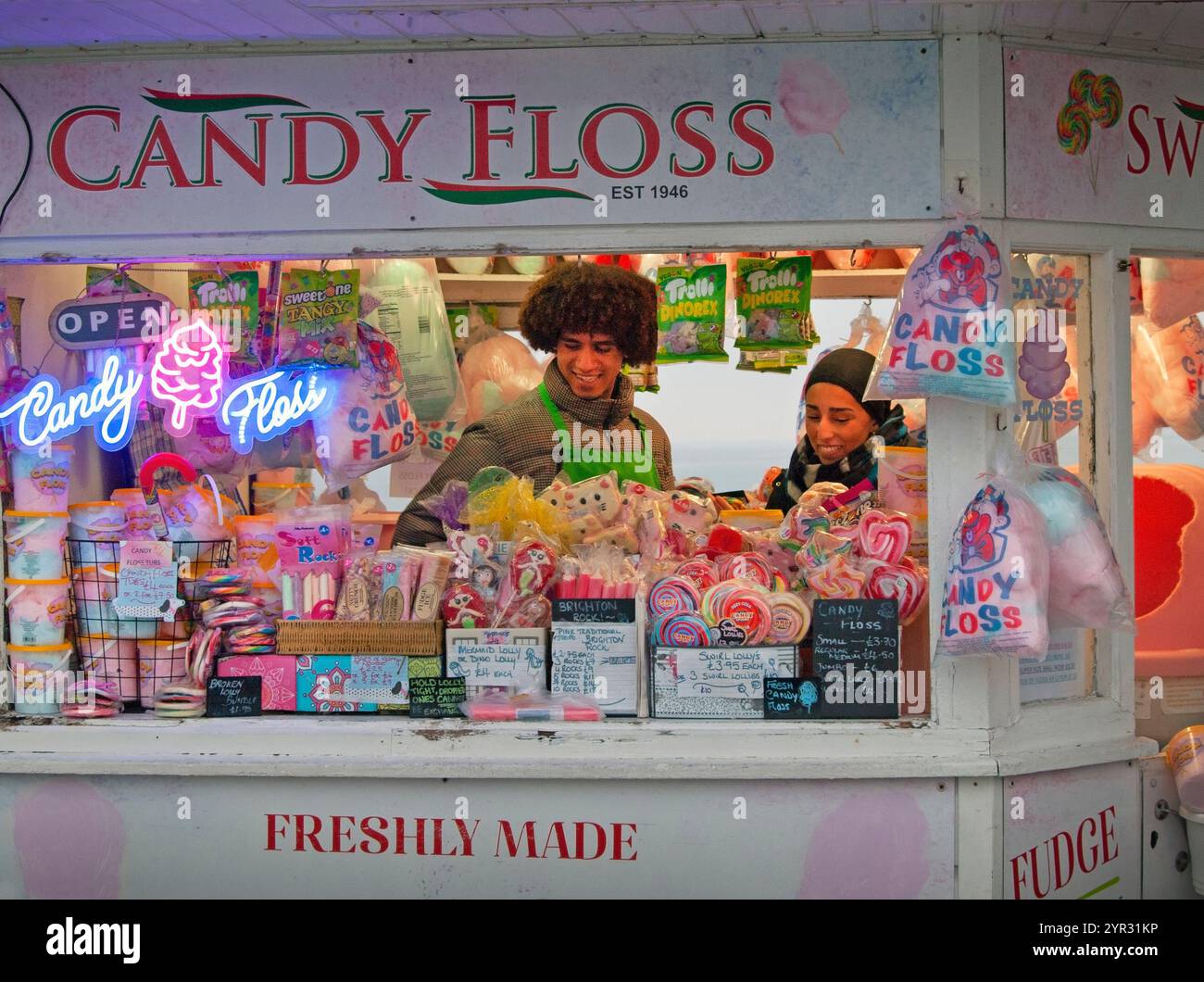 A candyfloss kiosk on Brighton Pier Stock Photo - Alamy