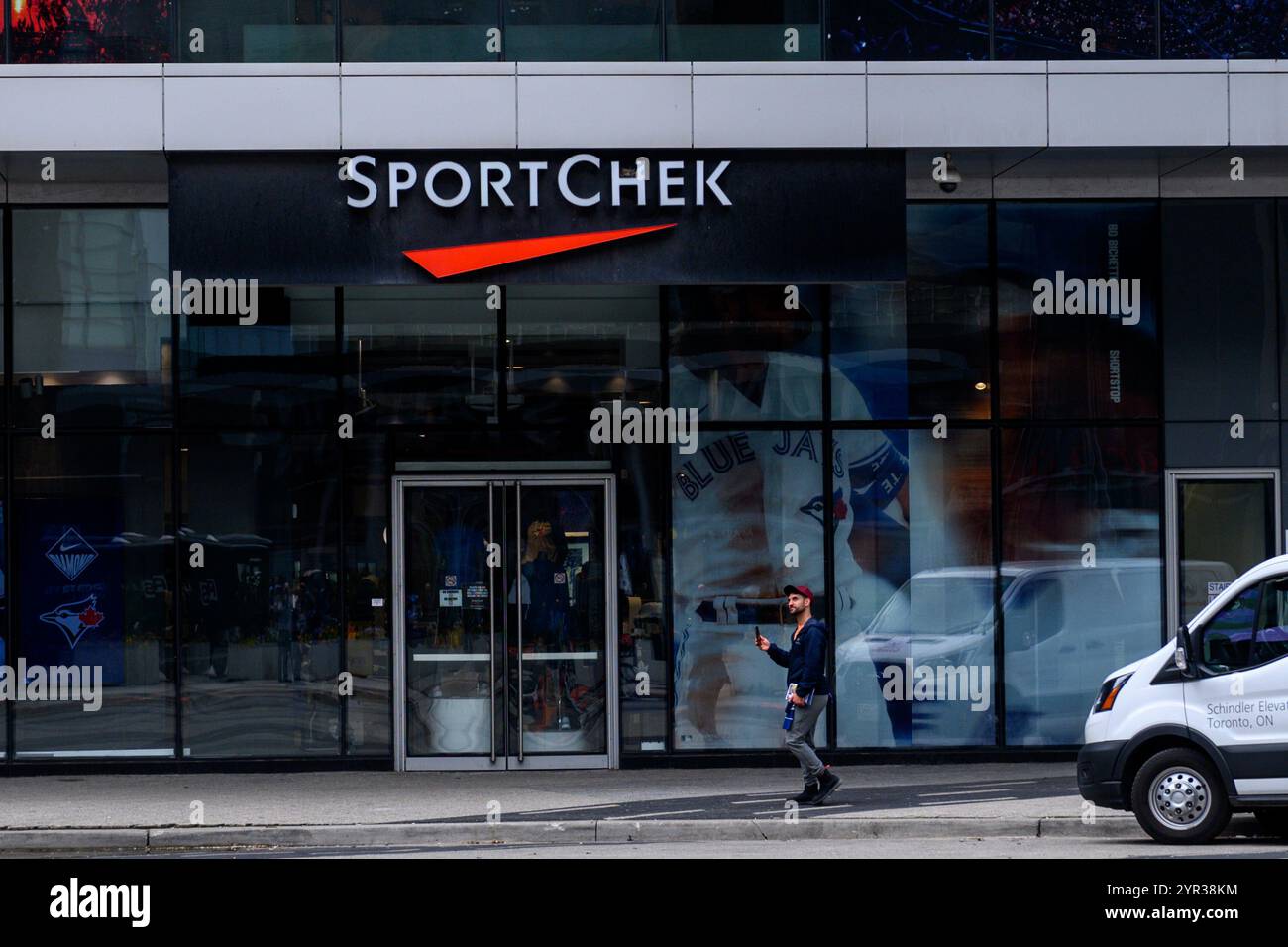 Sports chek building hi-res stock photography and images - Alamy