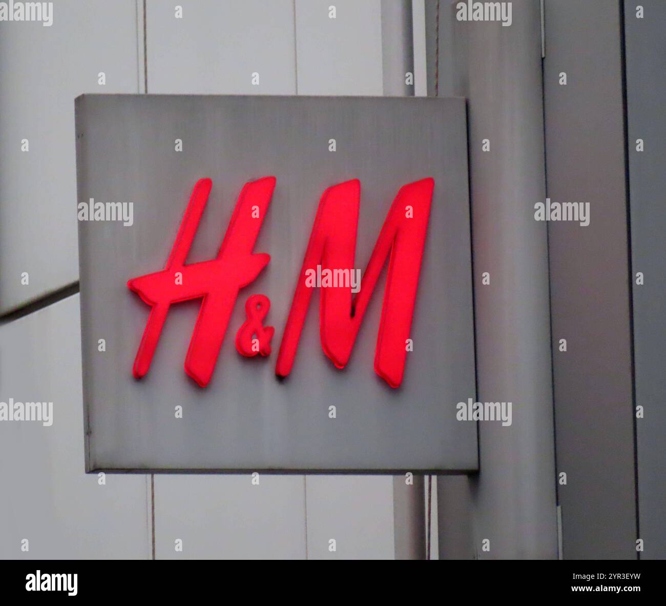 ...Logo eines bekannten Textilhaendlers...ueber Geschaeftsraeumen Logo H & M Logo *** Logo of a ...