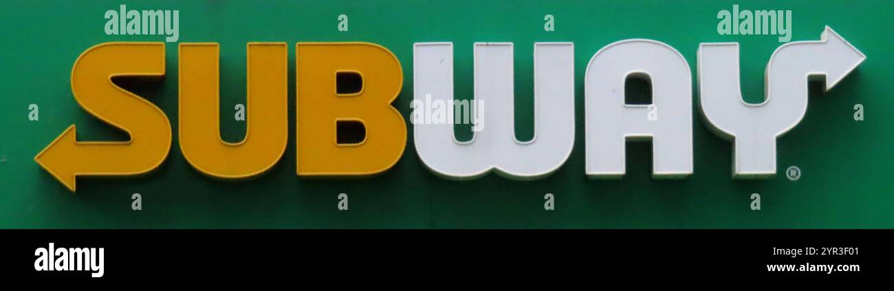 ...Schriftzug ueber dem Eingang zu einem Fast Food Restaurant... Logo ...