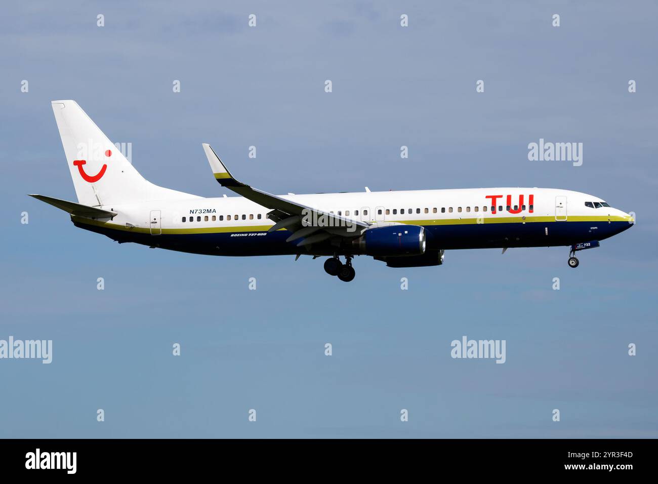 Tui airlines netherlands boeing hi-res stock photography and images - Alamy