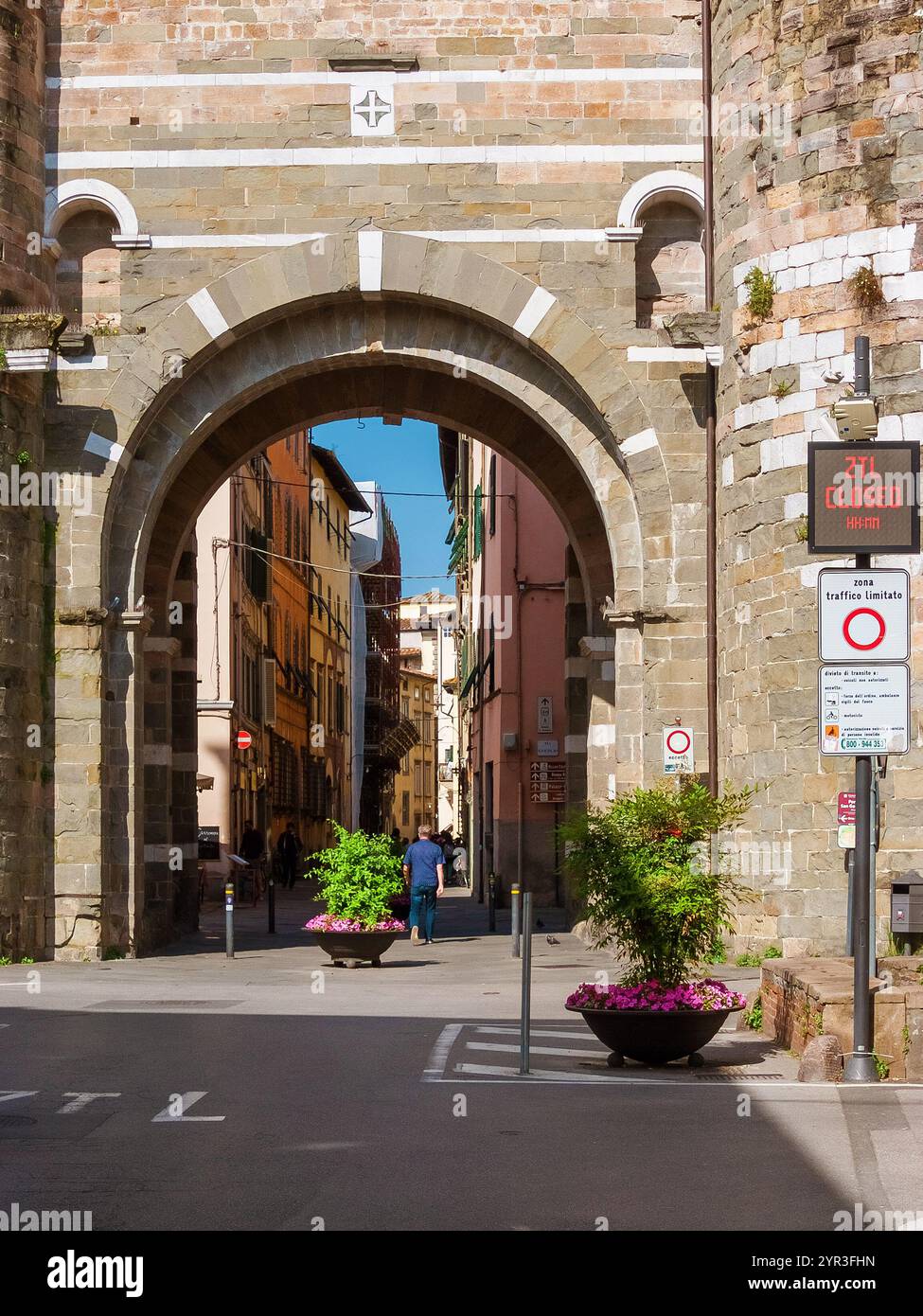 Lucca city gate hi-res stock photography and images - Alamy